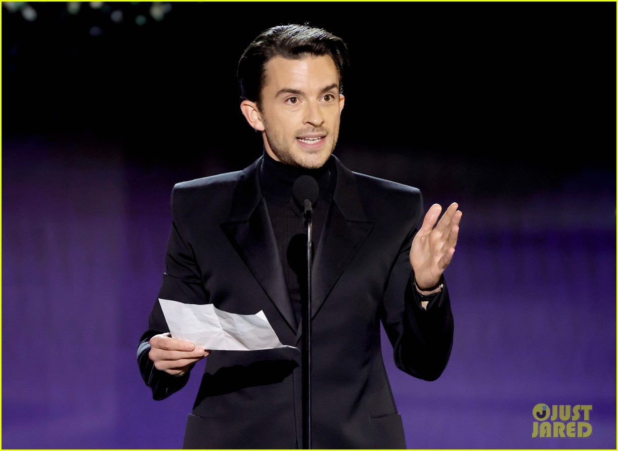 Jonathan Bailey Jokes About His Steamy 'Fellow Travelers' Scenes With ...