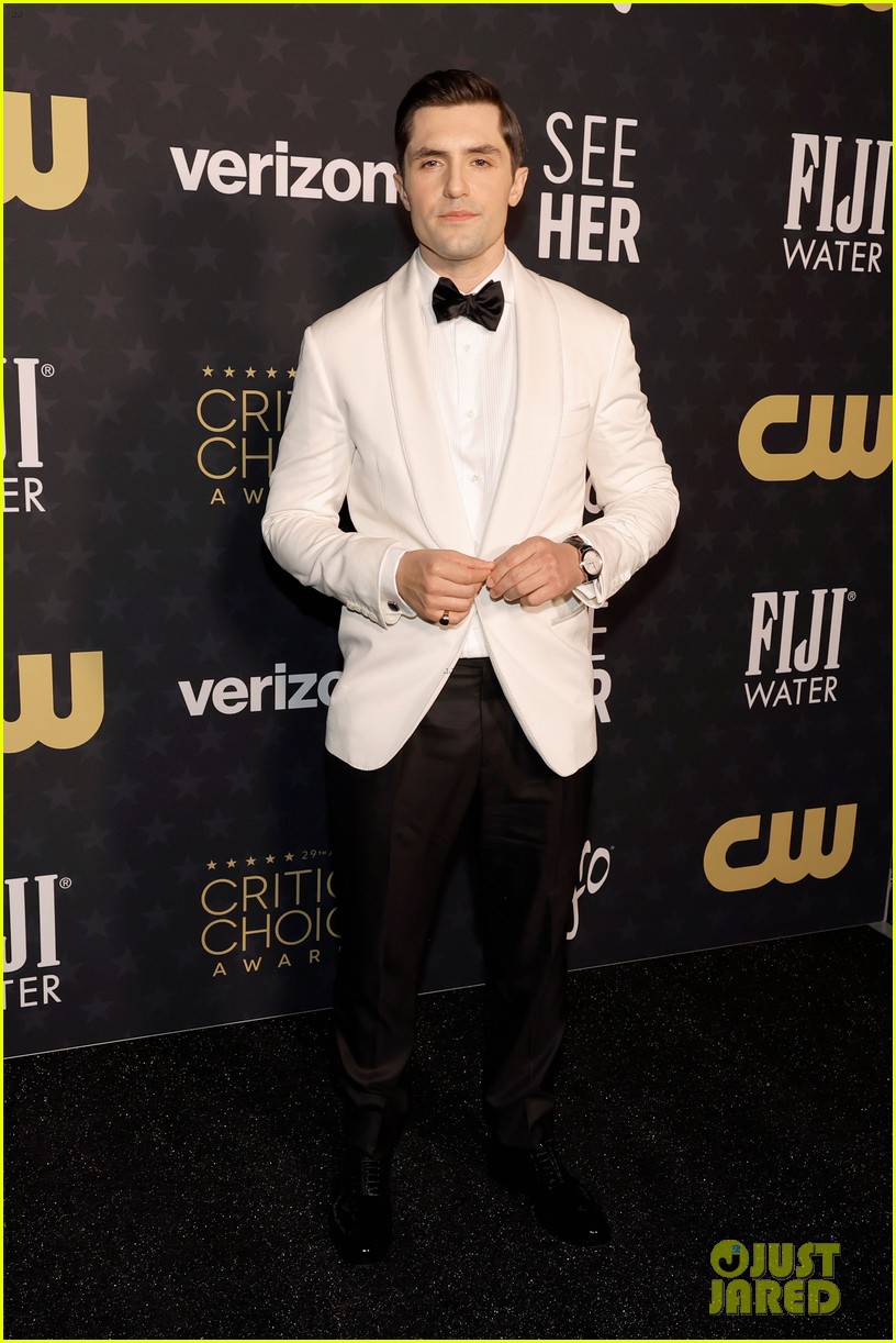 Fargo's Juno Temple Brings Boyfriend Michael Szymanski to Critics ...