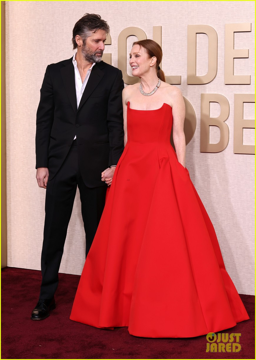 'May December' Stars Natalie Portman, Julianne Moore, & Charles Melton ...