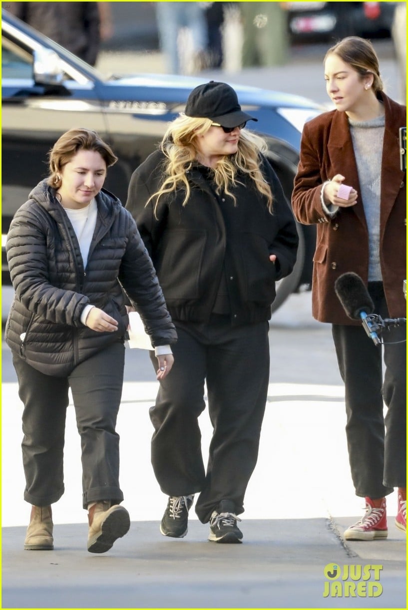 Elisabeth Moss Spotted on 'Shell' Movie Set with Este Haim: Photo ...