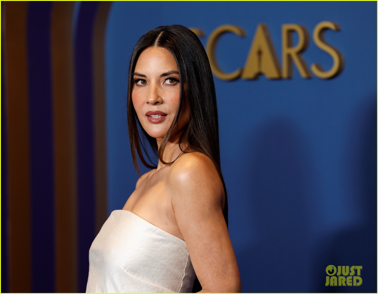 Olivia Munn & Boyfriend John Mulaney Make Their Red Carpet Debut at ...