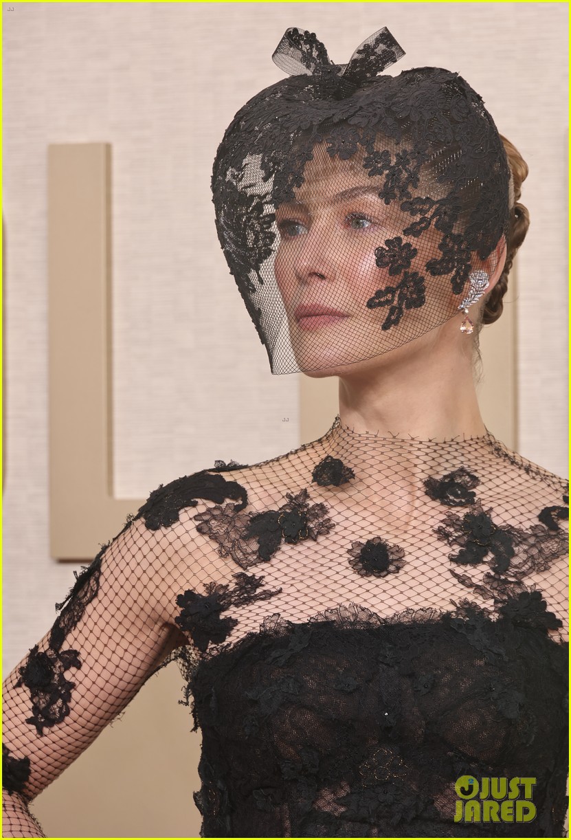 Natalie Portman & Rosamund Pike's Dior Dresses Got Stuck Together at Golden Globes 2024, Natalie ...