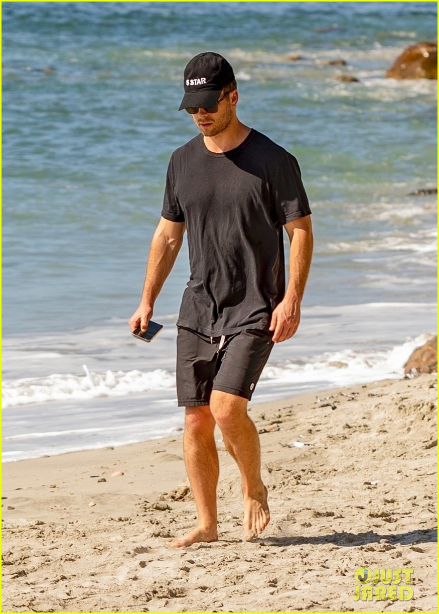 Glen Powell Spotted Shirtless in Mexico During Trip with Friend Alex ...