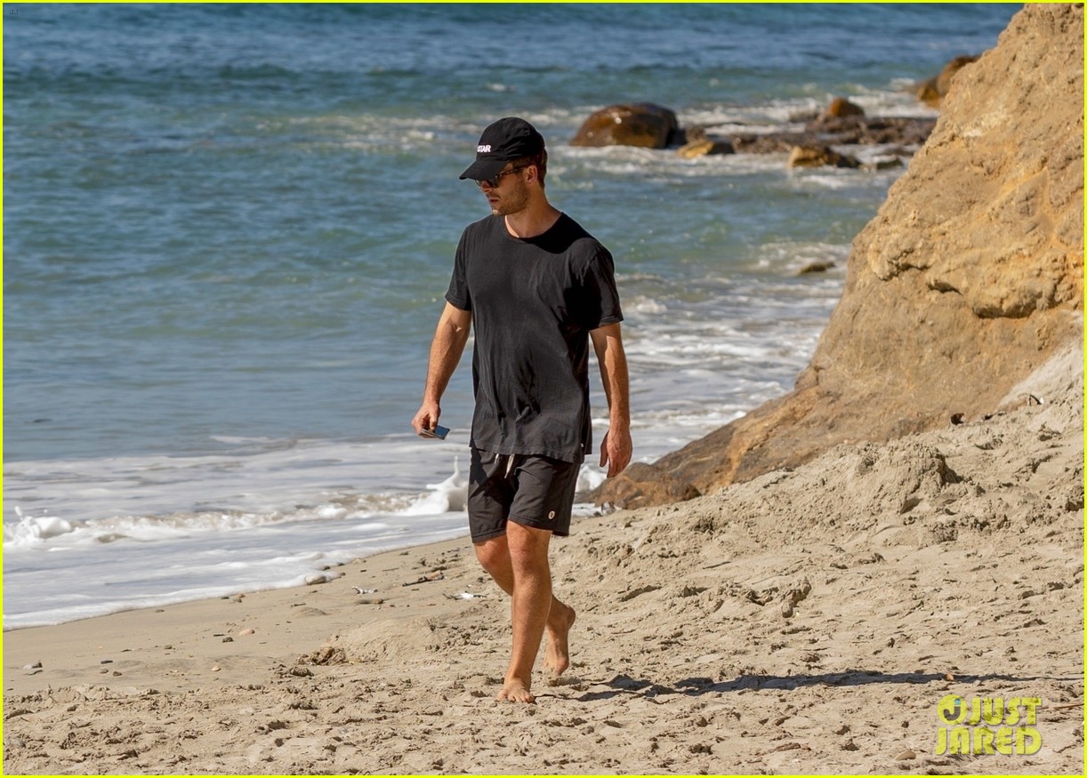 Glen Powell Spotted Shirtless in Mexico During Trip with Friend Alex ...