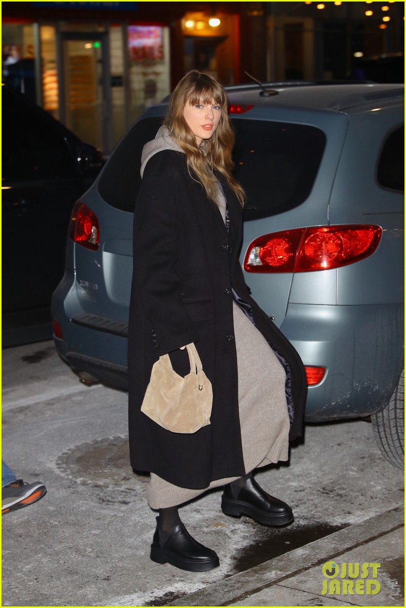 Taylor Swift Bundles Up for an Evening Studio Session in NYC: Photo ...