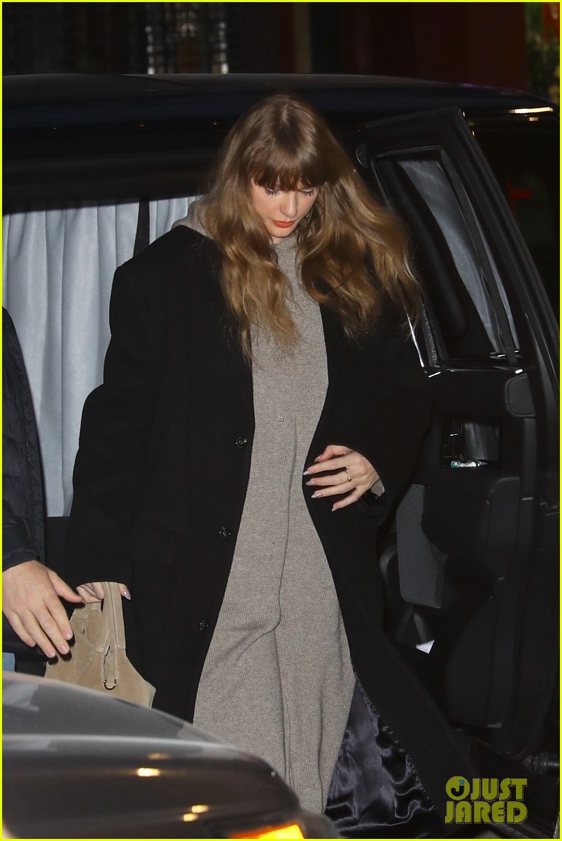 Taylor Swift Bundles Up for an Evening Studio Session in NYC: Photo ...