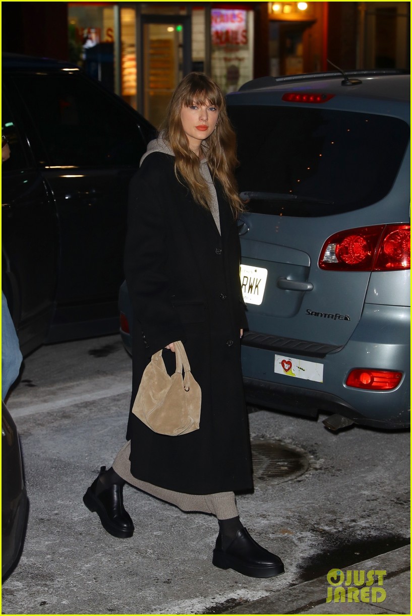 Taylor Swift Bundles Up for an Evening Studio Session in NYC: Photo ...