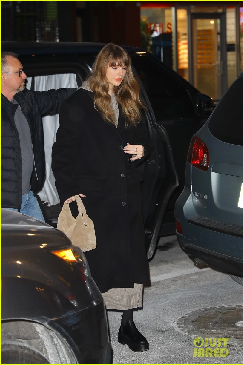 Taylor Swift Bundles Up for an Evening Studio Session in NYC: Photo ...