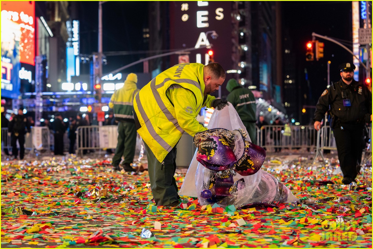 How Long Does It Take Up To Clean Times Square After New Year's Eve ...