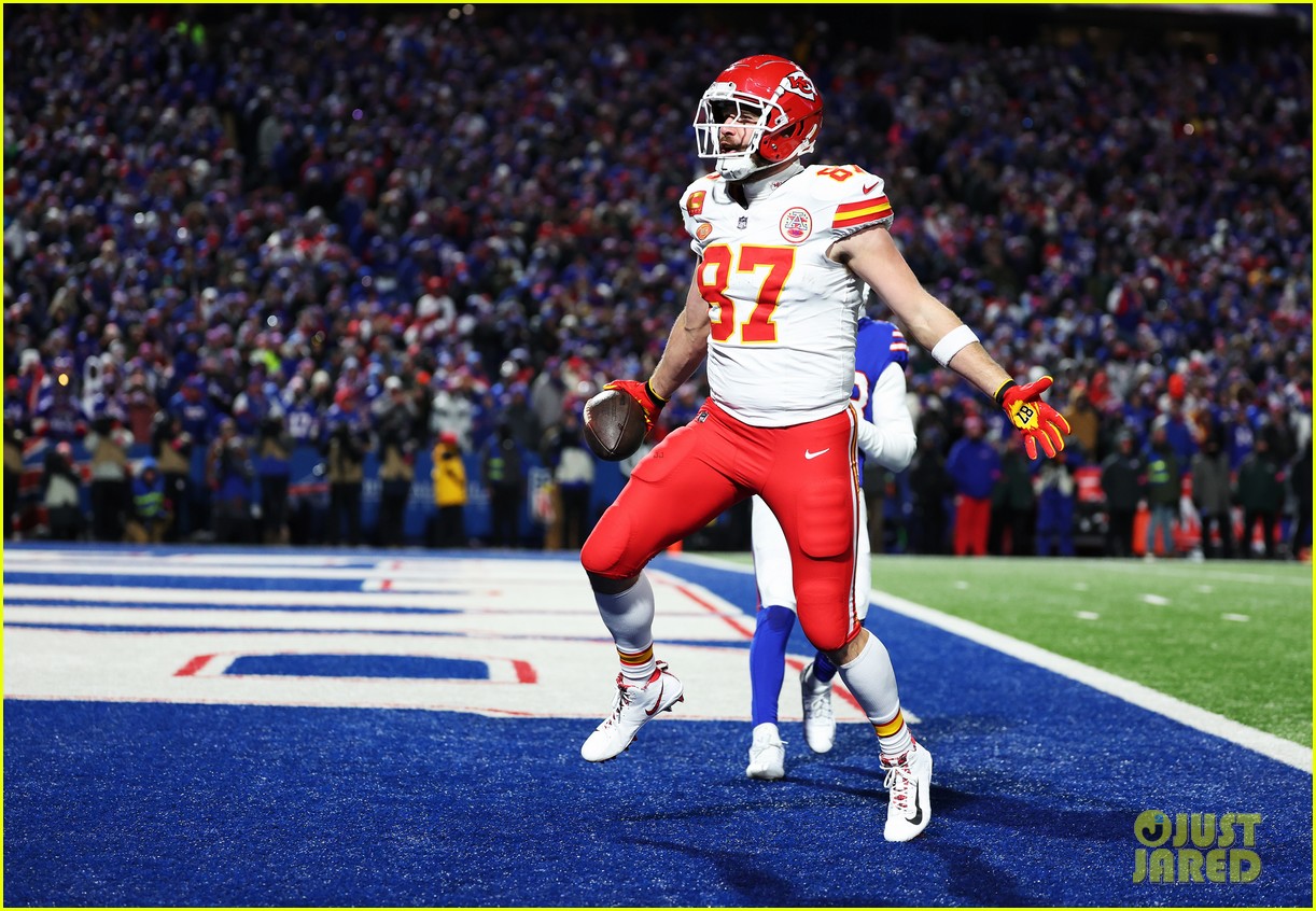 Travis Kelce Blows a Kiss & Throws Up Heart Hands for Girlfriend Taylor Swift After Scoring ...