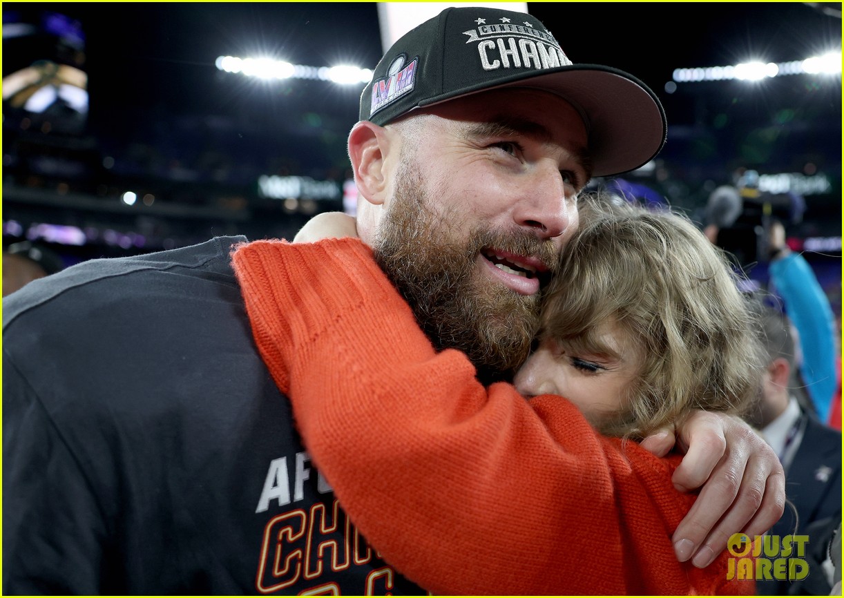 Taylor Swift Embraces Travis Kelce on Field After Chiefs Clinch Super ...