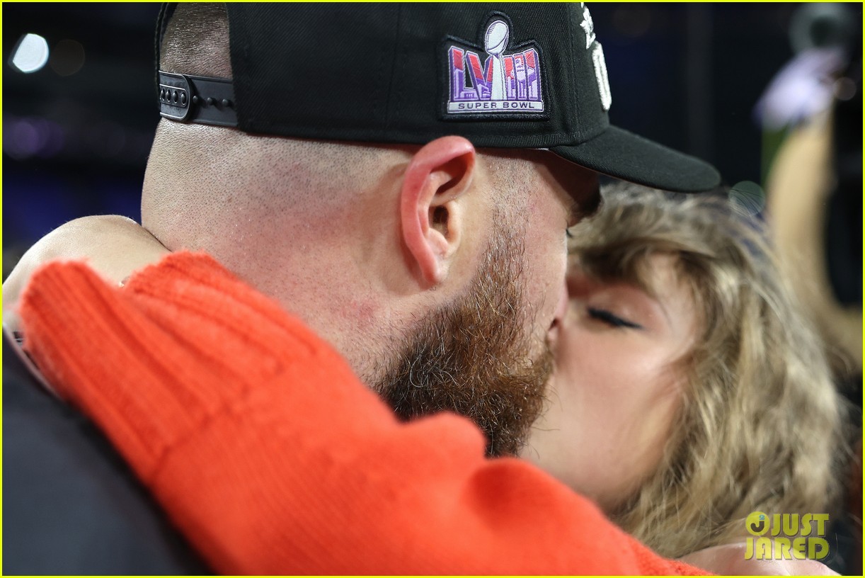 Taylor Swift Embraces Travis Kelce on Field After Chiefs Clinch Super Bowl 2024 Appearance ...