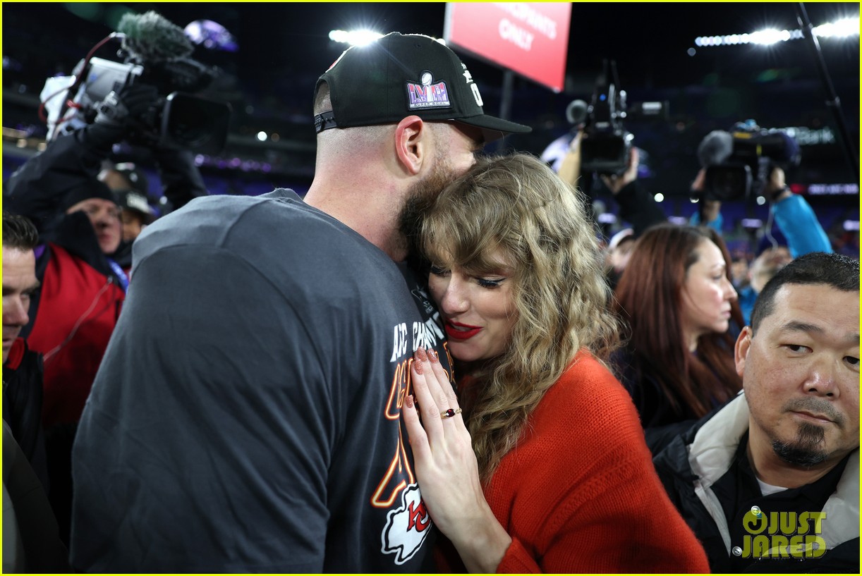 Taylor Swift Embraces Travis Kelce on Field After Chiefs Clinch Super ...