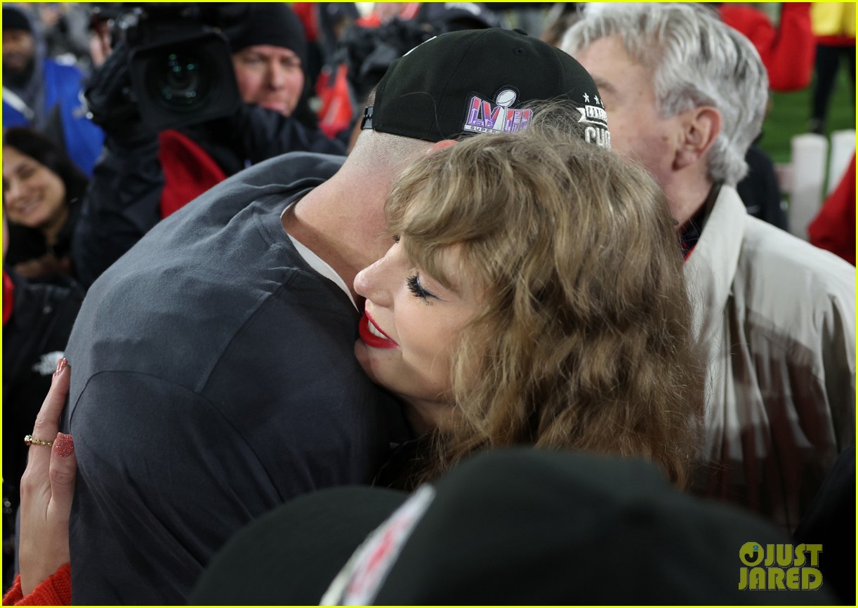 Taylor Swift Embraces Travis Kelce on Field After Chiefs Clinch Super Bowl 2024 Appearance ...