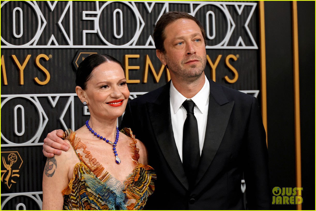 Jeremy Allen White, Ayo Edebiri, & Ebon Moss-Bachrach Win for 'The Bear ...