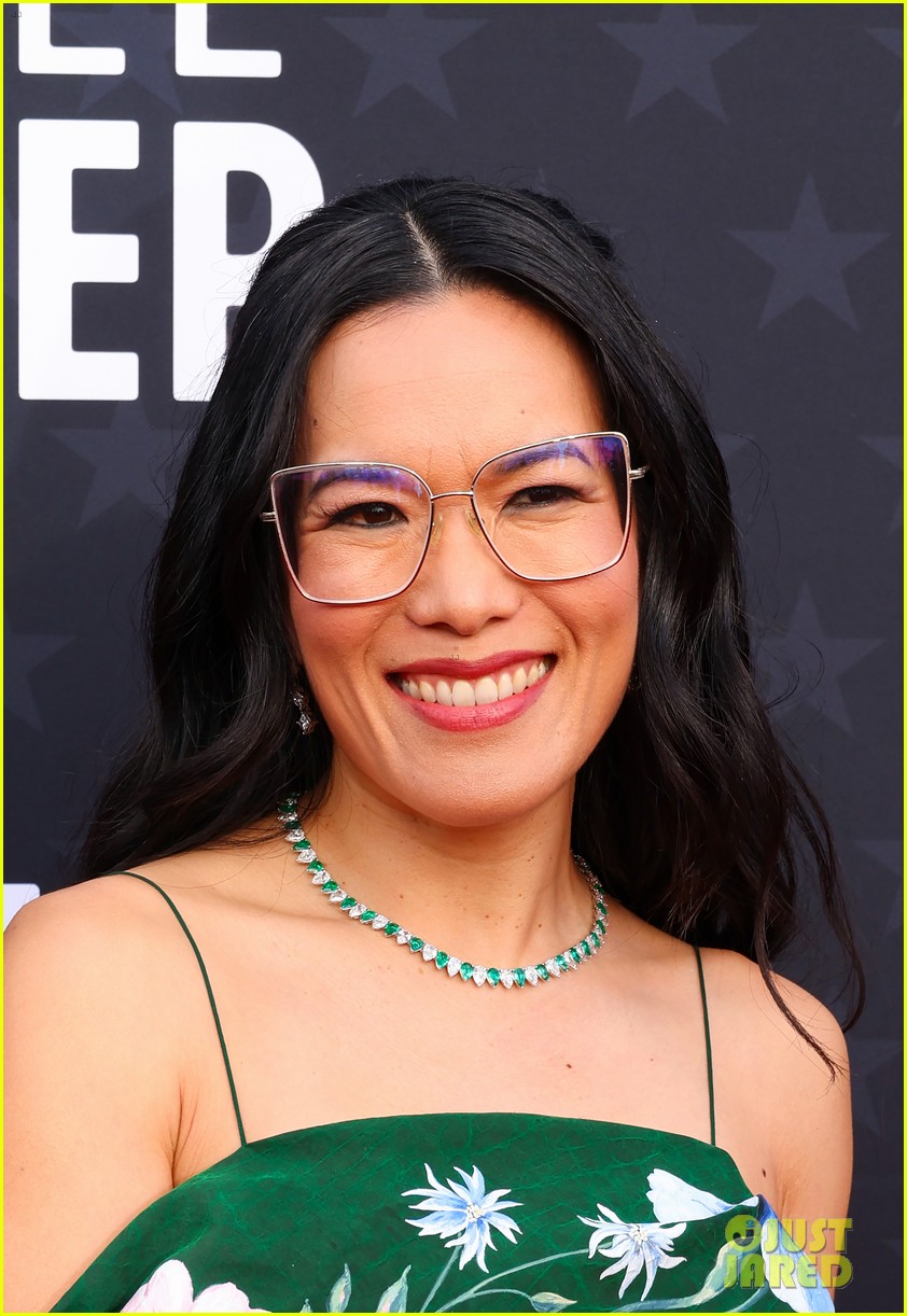 Beef's Ali Wong Shares Sweet Kiss with Boyfriend Bill Hader After ...