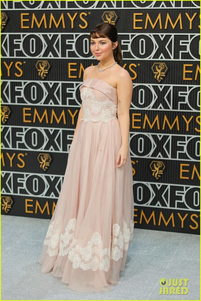 Sophie Nélisse, Jasmine Savoy Brown, Samantha Hanratty & More Young ...