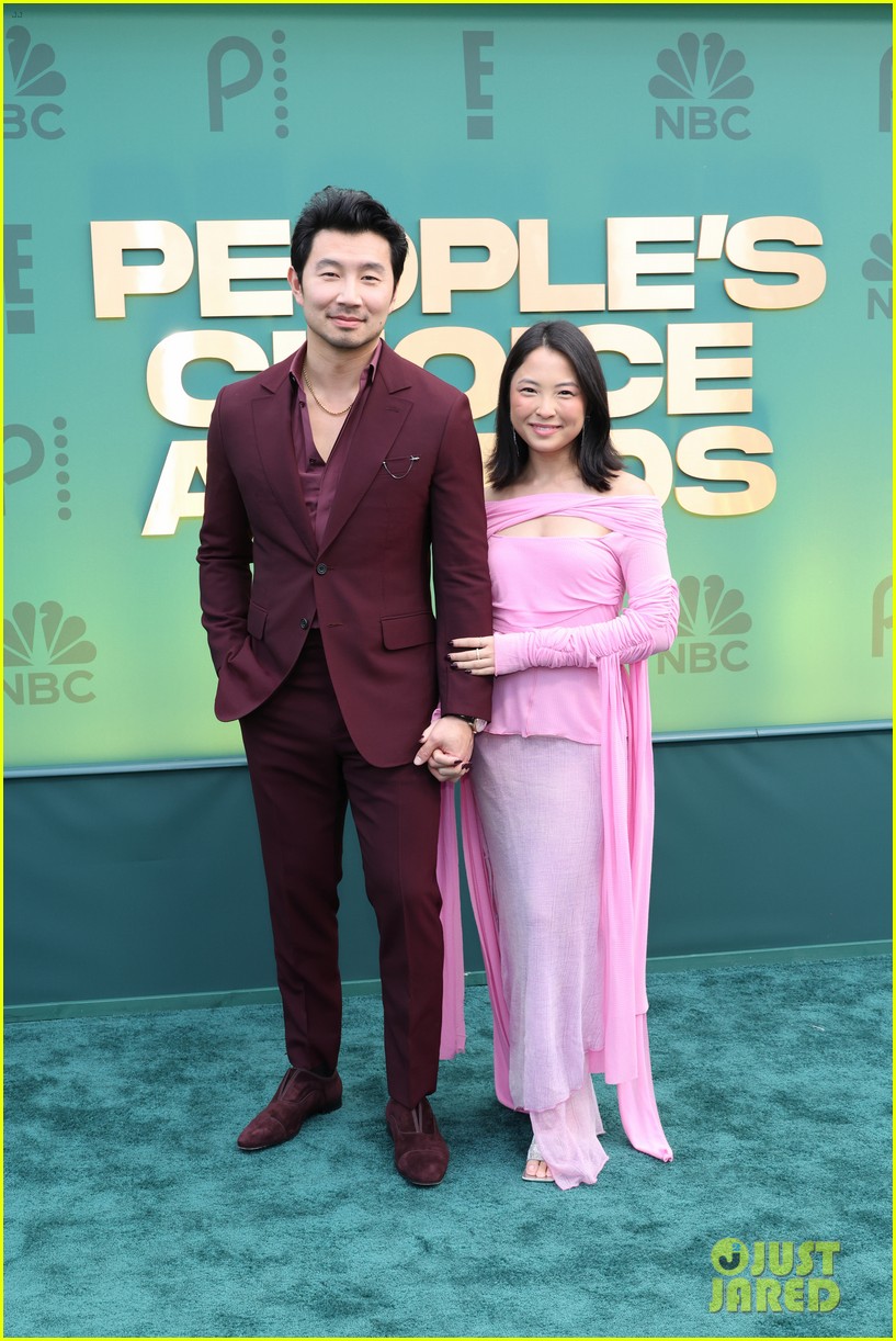 Host Simu Liu Joins 'Barbie' Co-Stars at People's Choice Awards 2024 ...