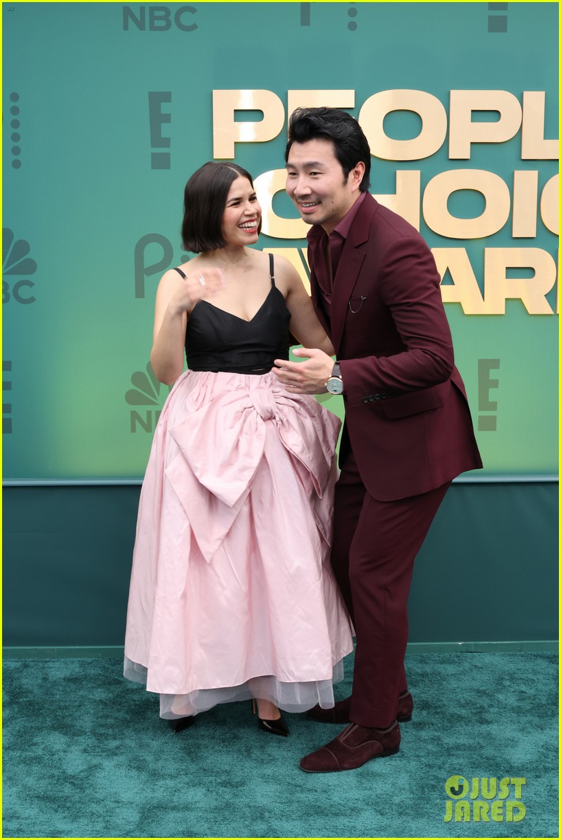 Host Simu Liu Joins 'Barbie' Co-Stars at People's Choice Awards 2024 ...