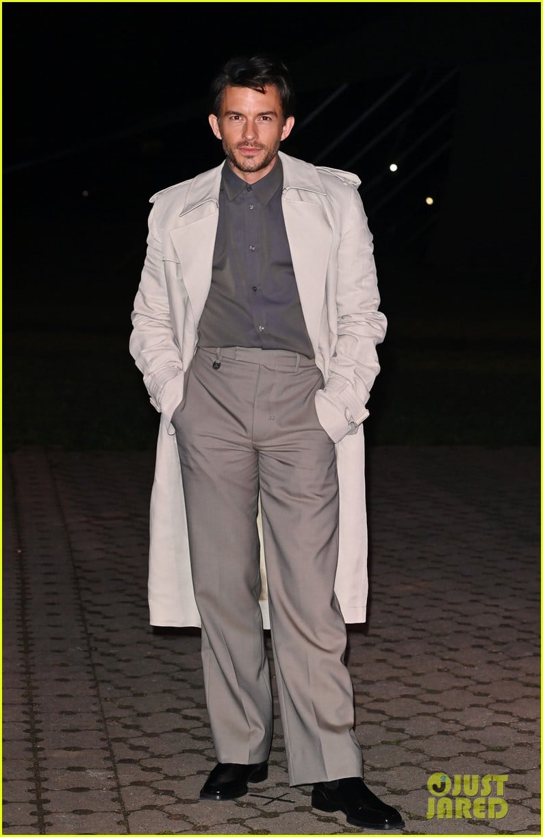 Jonathan Bailey, Cara Delevingne, & More Watch Naomi Campbell Walk in ...