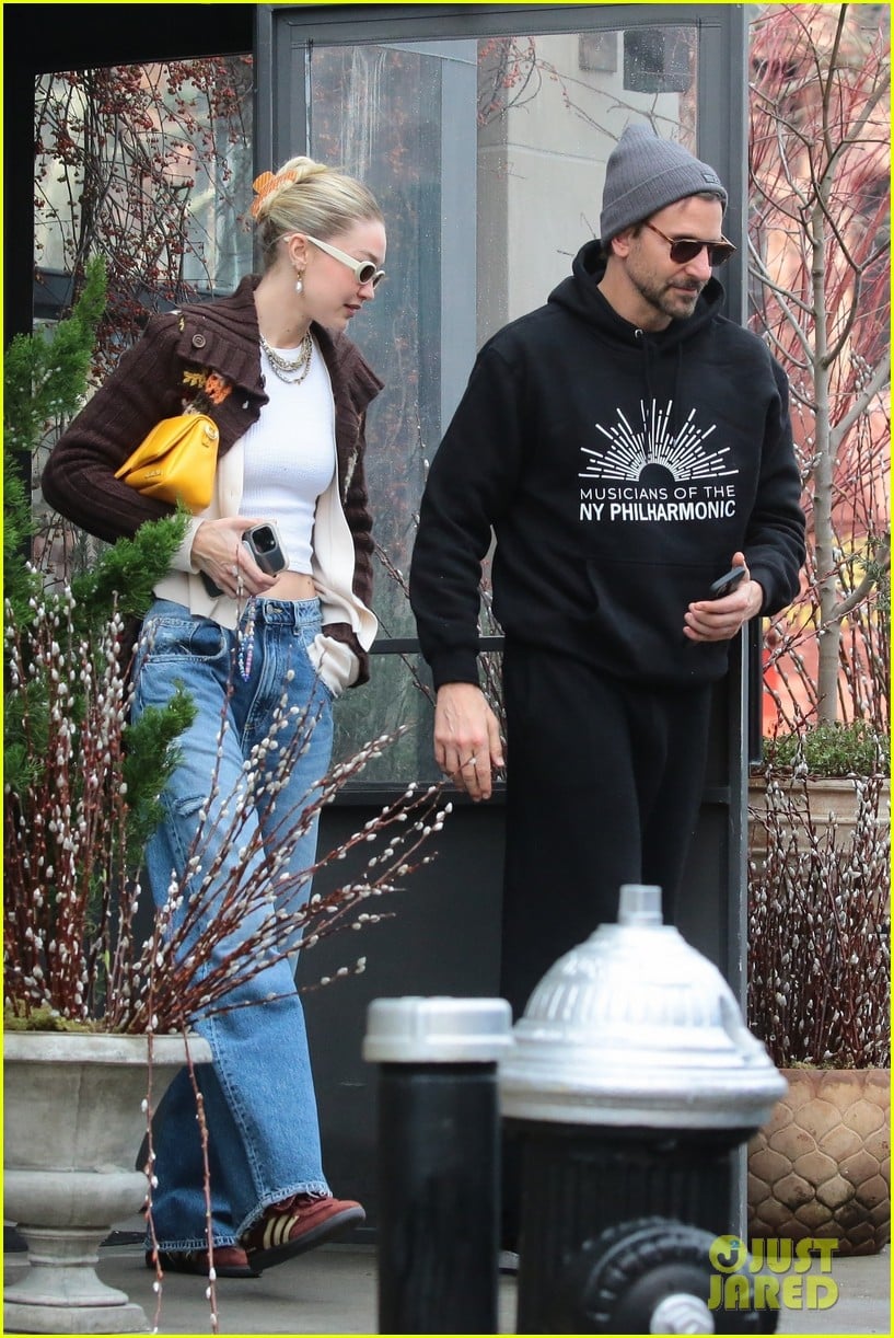 Bradley Cooper & Gigi Hadid Grab Food Together in NYC After His Awards ...