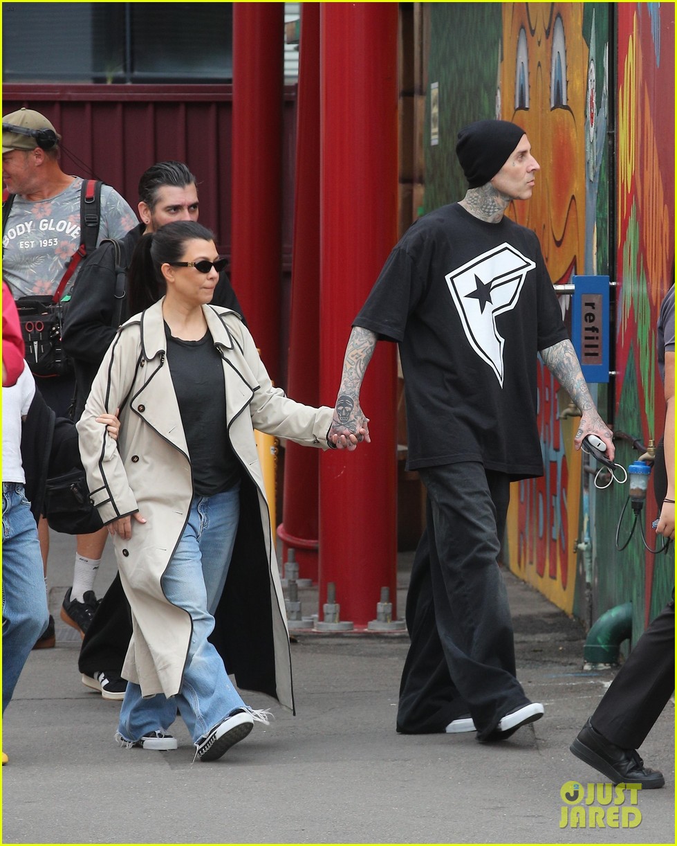 Kourtney Kardashian & Travis Barker Hold Hands While Visiting the Zoo ...