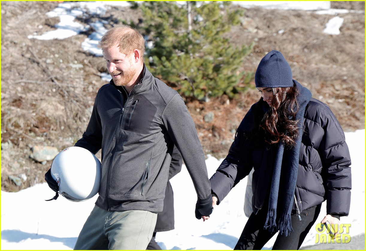 Meghan Markle & Prince Harry Spend a Second Day in the Snow During ...