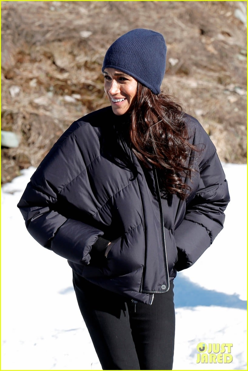Meghan Markle & Prince Harry Spend a Second Day in the Snow During ...