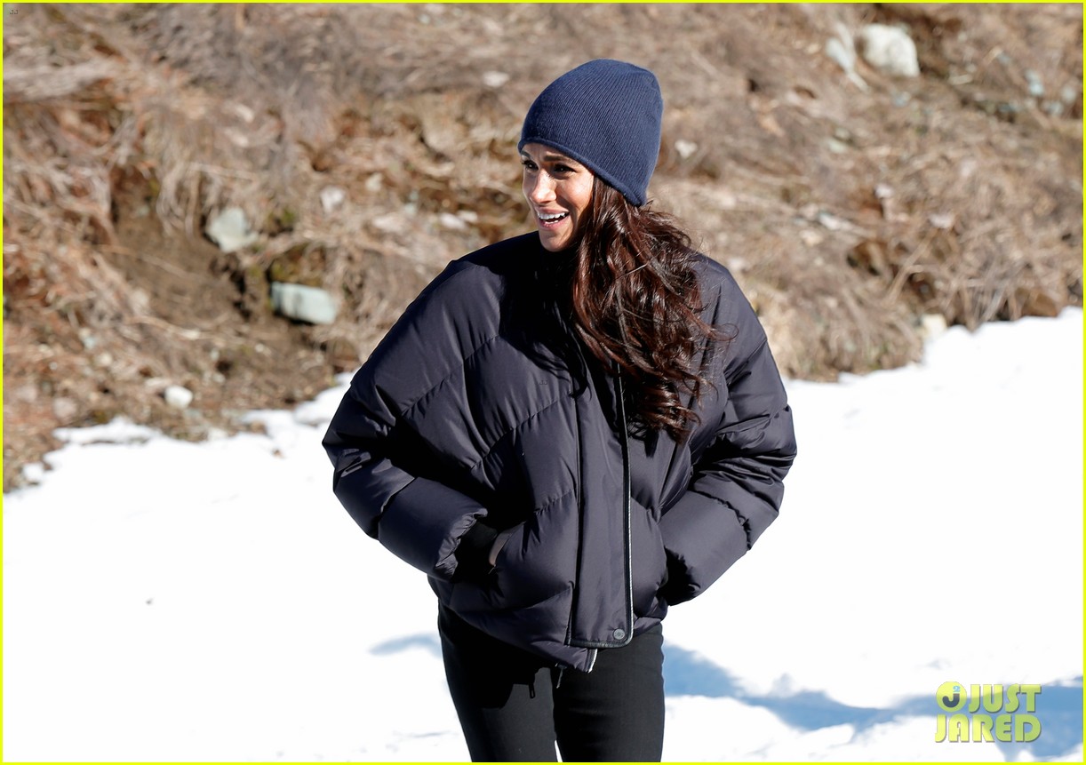 Meghan Markle & Prince Harry Spend a Second Day in the Snow During ...