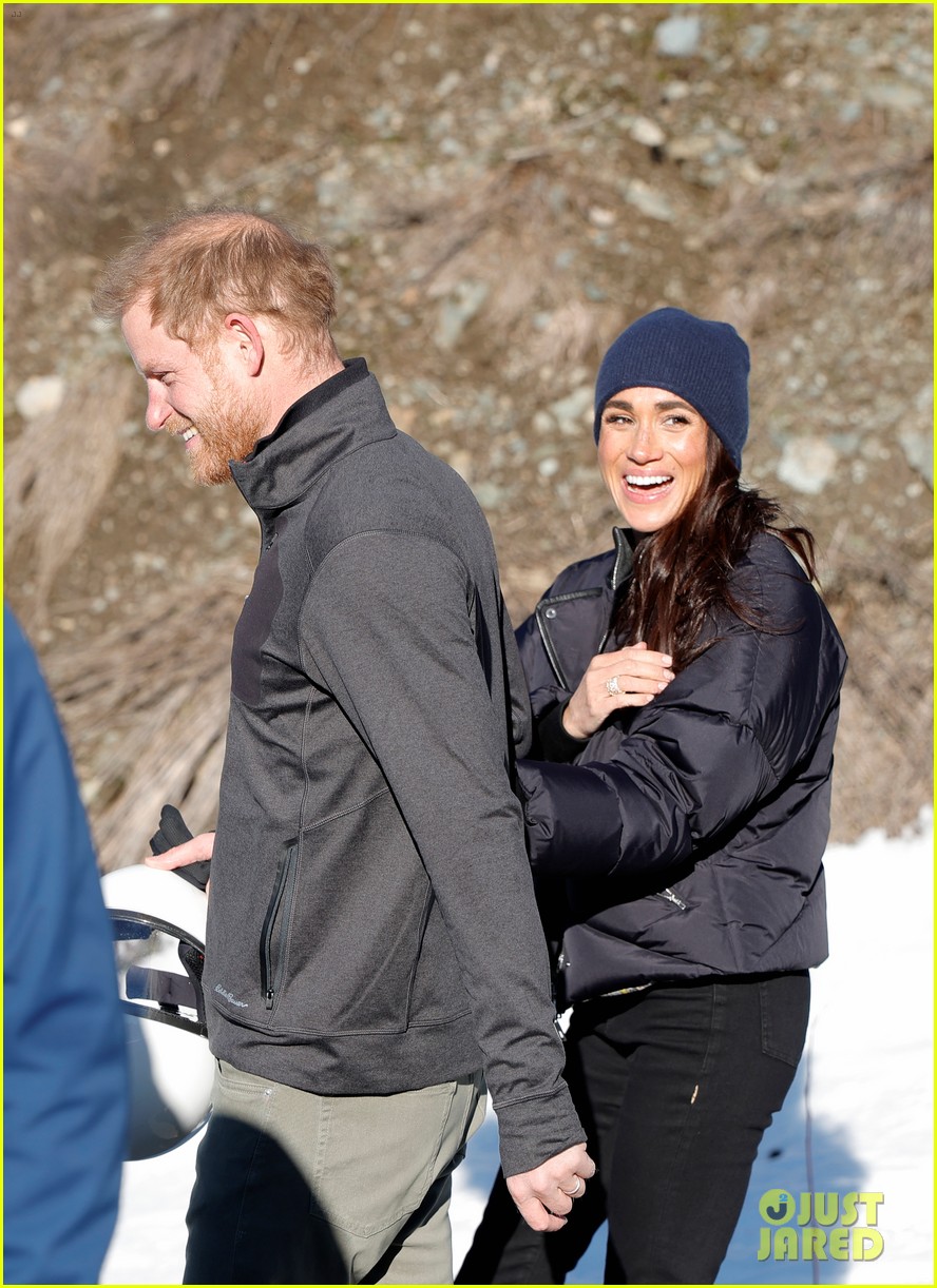 Meghan Markle & Prince Harry Spend a Second Day in the Snow During ...