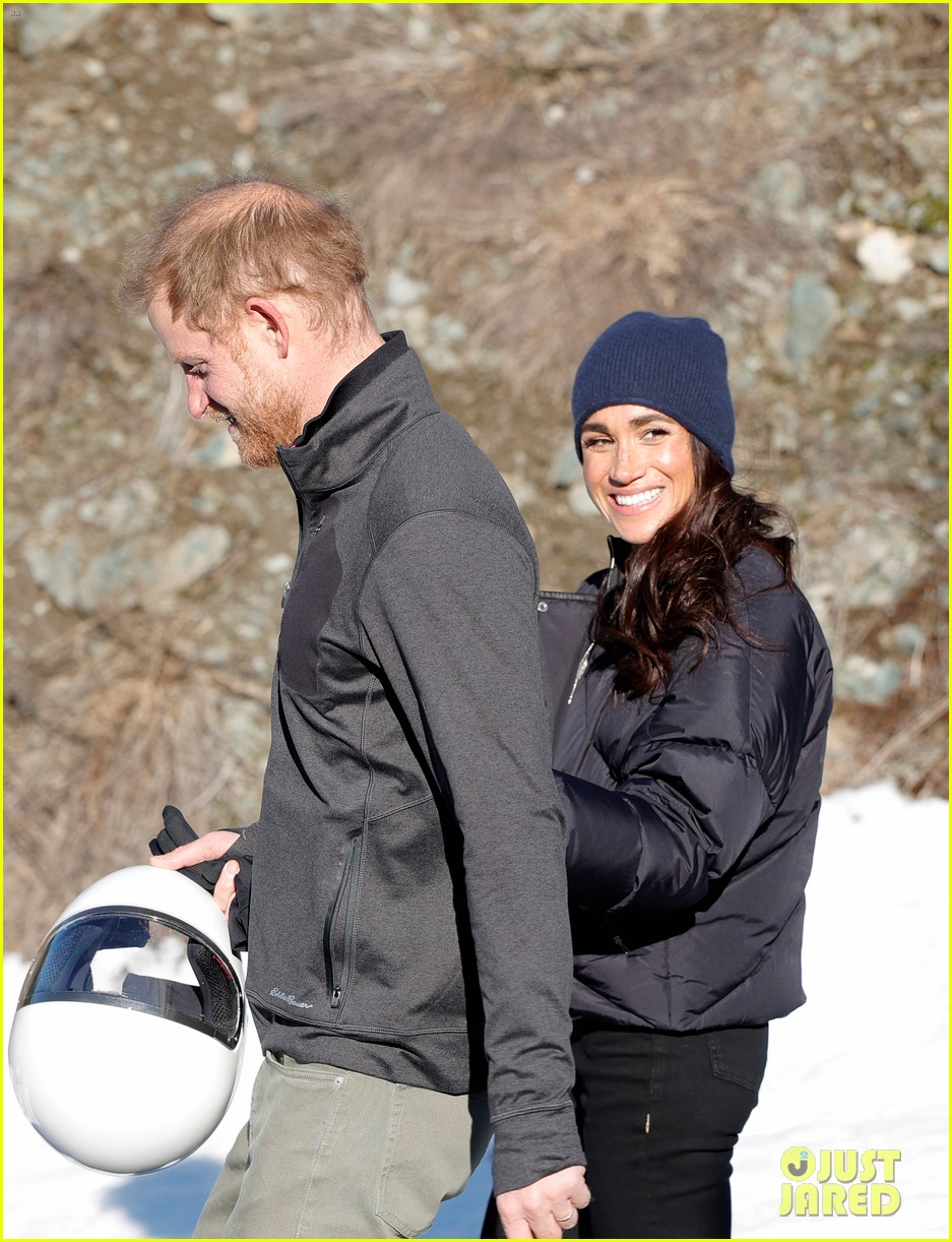 Meghan Markle & Prince Harry Spend a Second Day in the Snow During ...