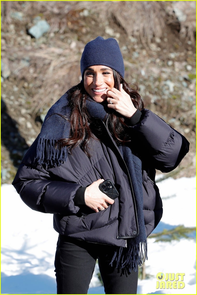 Meghan Markle & Prince Harry Spend a Second Day in the Snow During ...