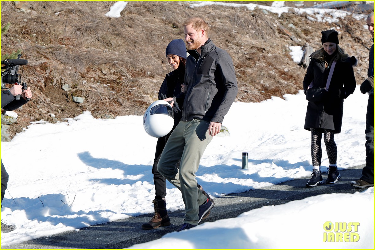 Meghan Markle & Prince Harry Spend a Second Day in the Snow During ...