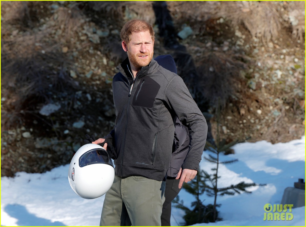 Meghan Markle & Prince Harry Spend a Second Day in the Snow During ...