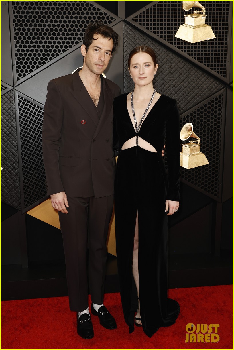 Meryl Streep Arrives Late to Grammys 2024, Interrupts Trevor Noah's ...