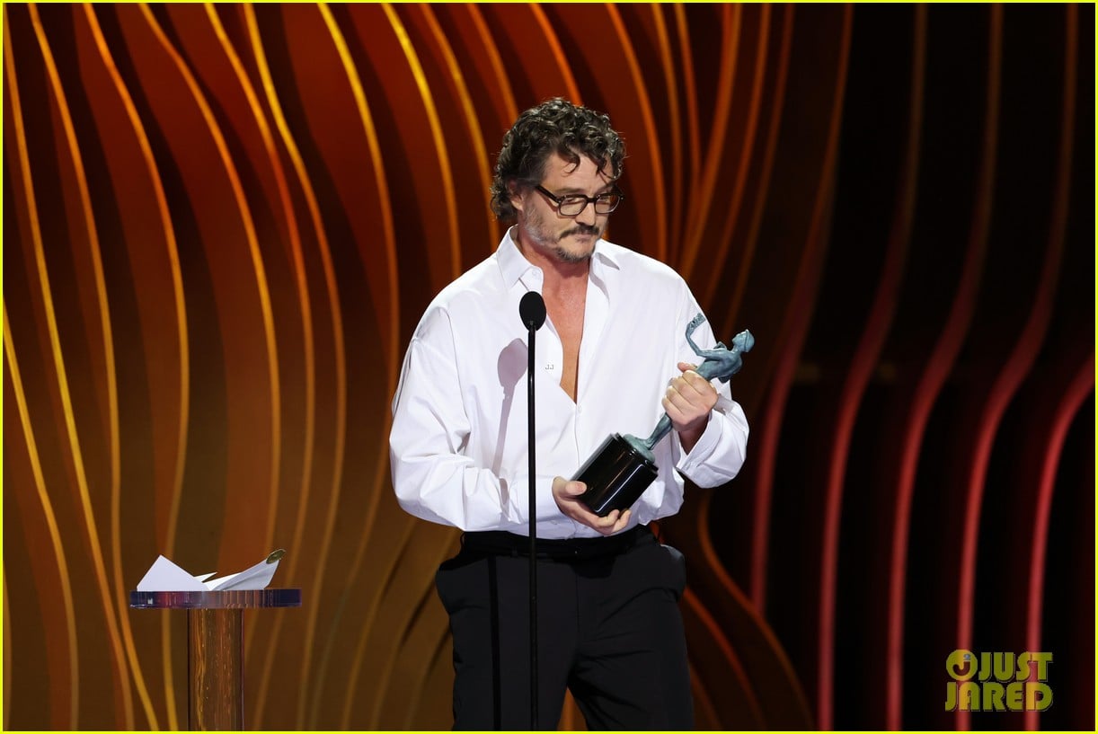 Pedro Pascal Jokes He's a 'Little Drunk' While Accepting Best TV Drama ...
