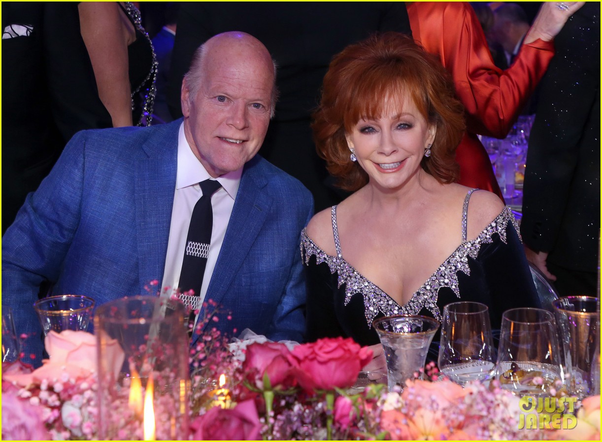 Who Is Reba McEntire's Boyfriend? She Started Dating Rex Linn in 2020 ...