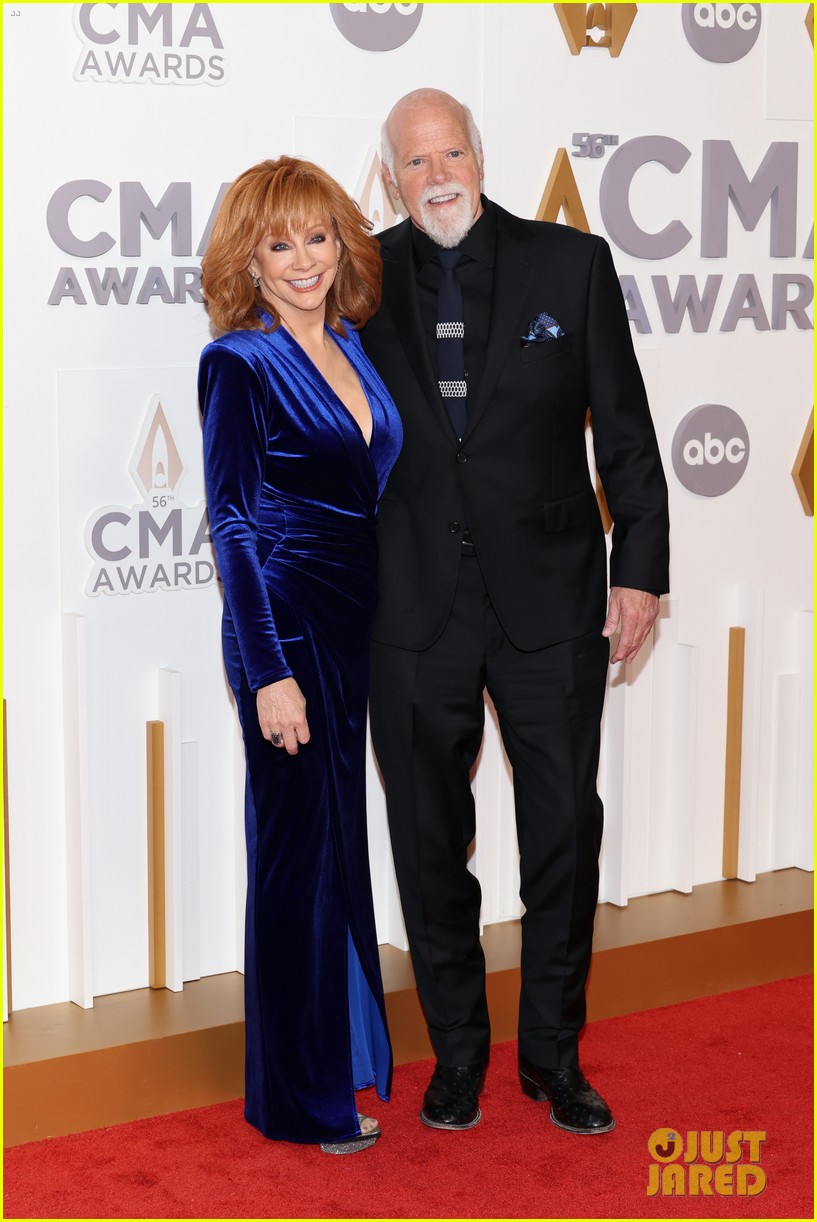 Who Is Reba McEntire's Boyfriend? She Started Dating Rex Linn in 2020 ...