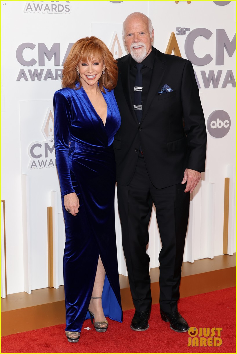 Who Is Reba McEntire's Boyfriend? She Started Dating Rex Linn in 2020 ...