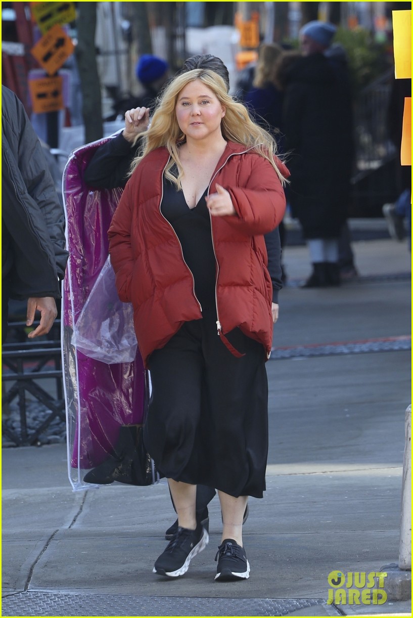 Amy Schumer Films 'Kinda Pregnant' in New York After Revealing Cushing ...