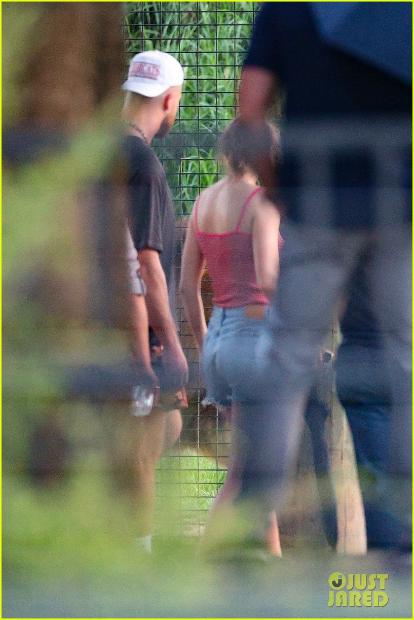 Taylor Swift & Travis Kelce Spotted at Sydney Zoo, Photos Show Them Touring with Sabrina ...