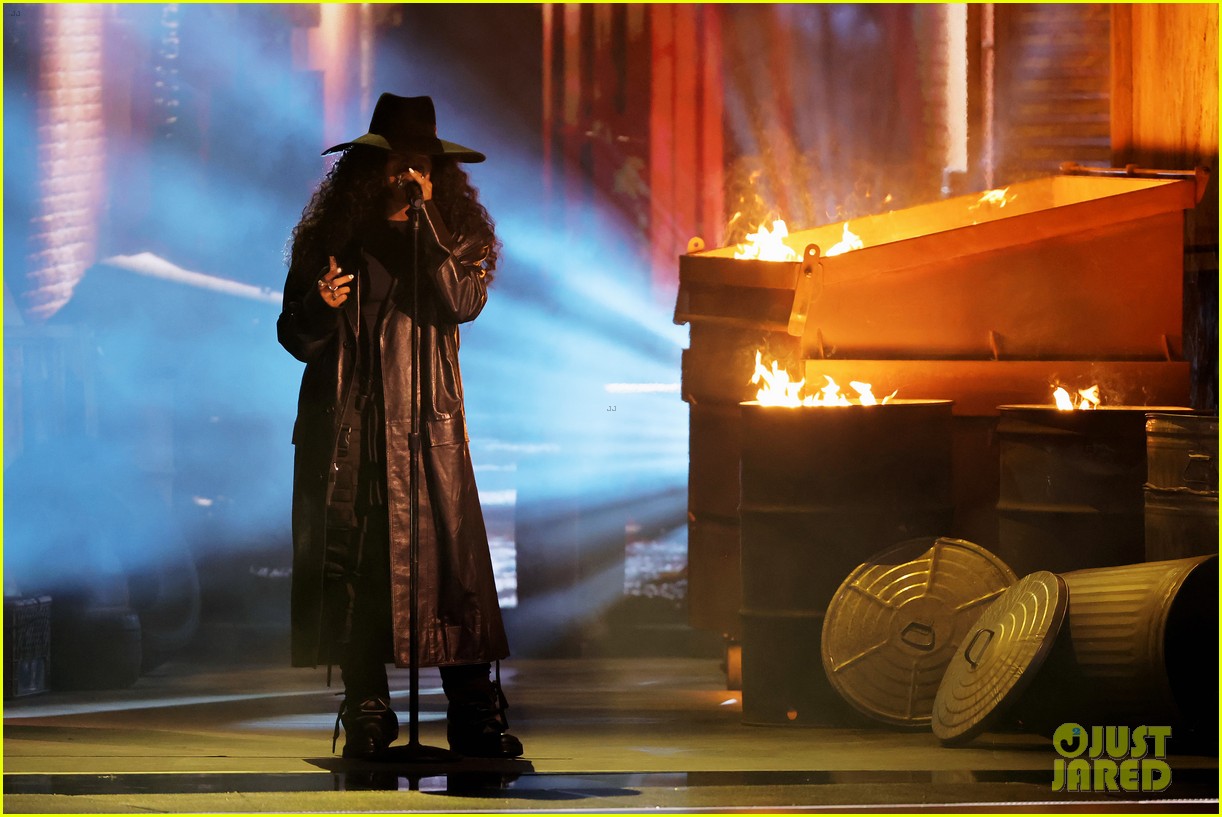 SZA Brings the Heat While Performing 'Snooze' & 'Kill Bill' at Grammys ...