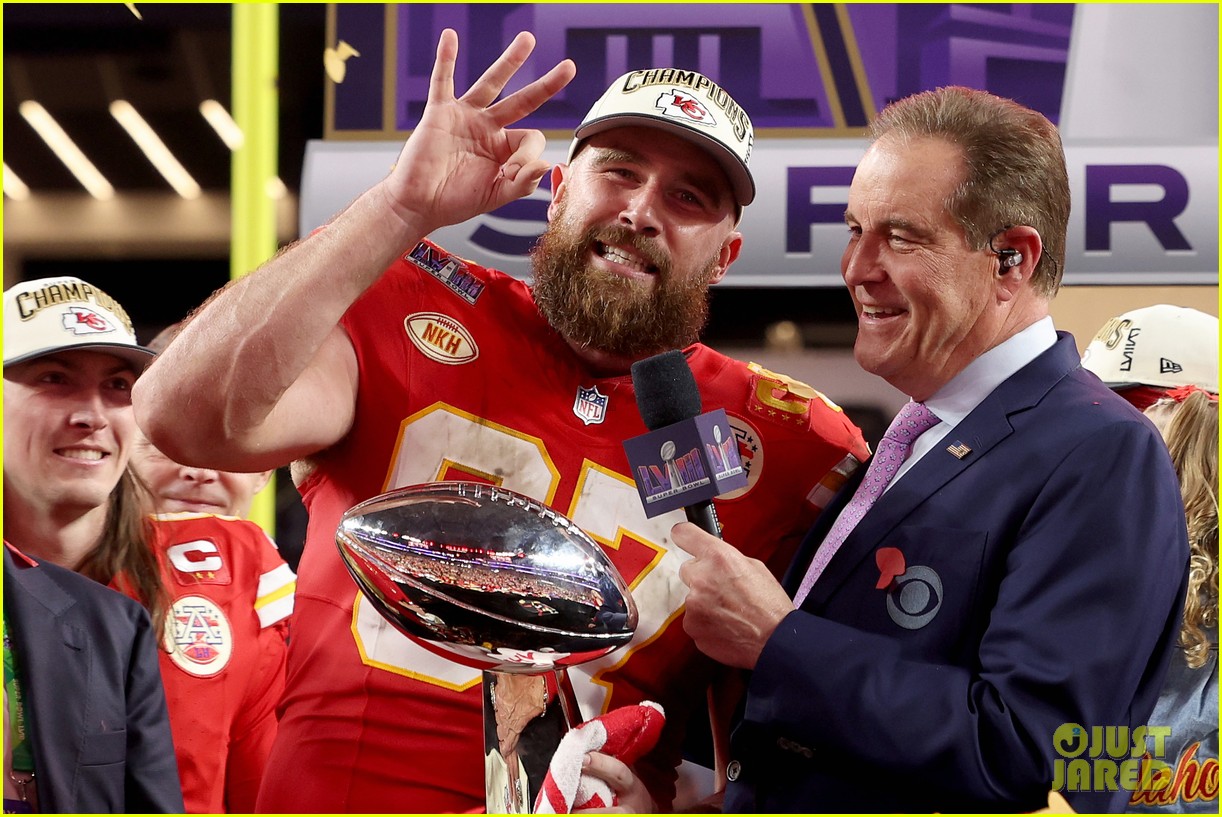 Taylor Swift & Travis Kelce Kiss After Super Bowl Win - Every Photo ...