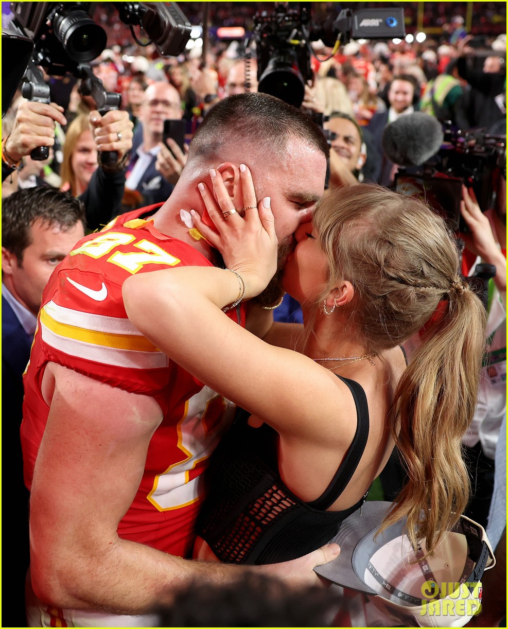 Taylor Swift & Travis Kelce Kiss After Super Bowl Win - Every Photo & Video!: Photo 5013361 ...