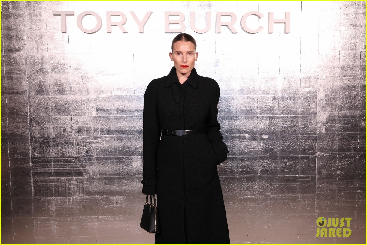 Uma Thurman, Natasha Lyonne, & Awkwafina Check Out Tory Burch's NYFW ...