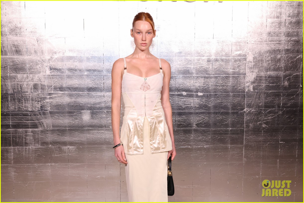 Uma Thurman, Natasha Lyonne, & Awkwafina Check Out Tory Burch's NYFW ...
