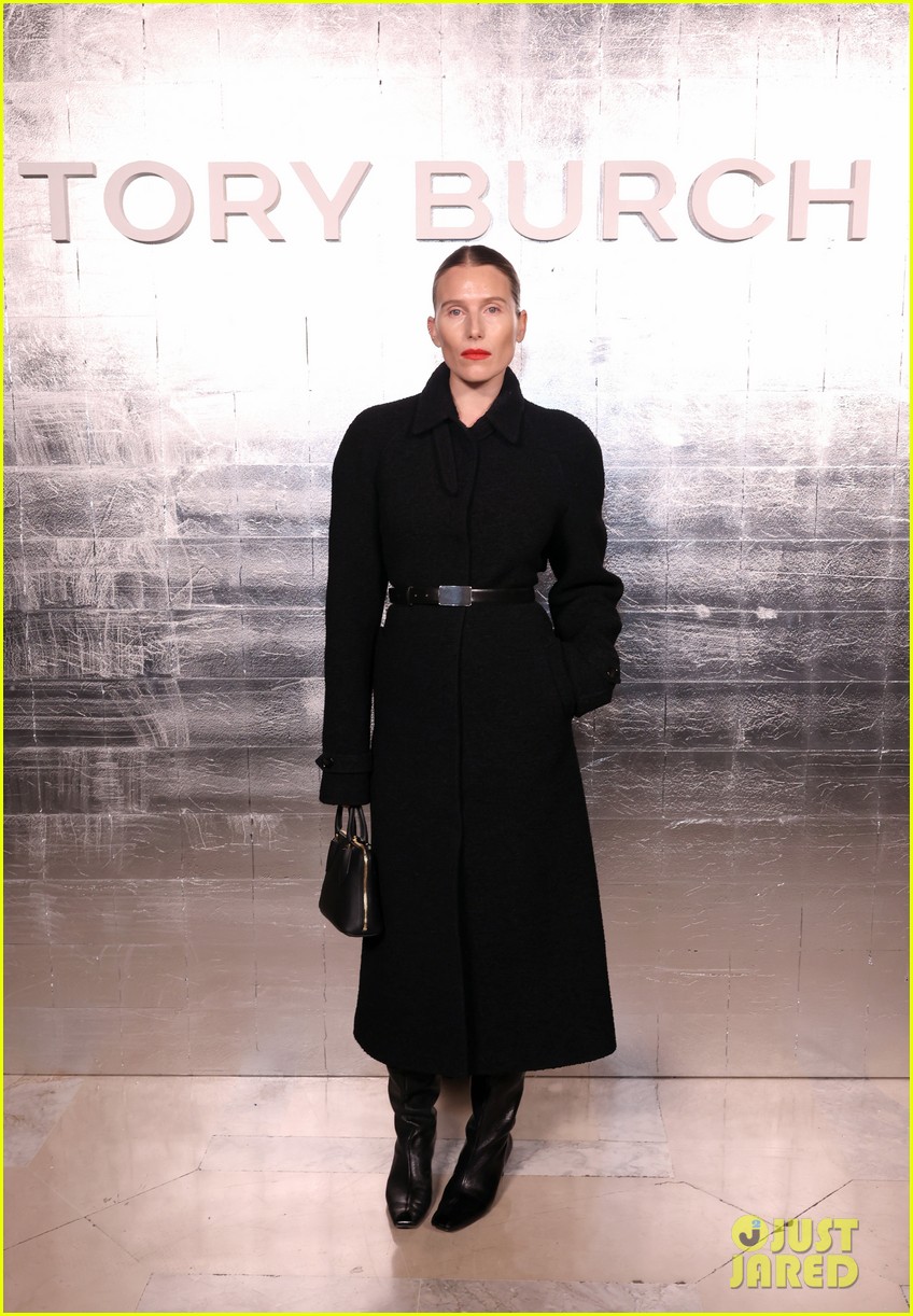 Uma Thurman, Natasha Lyonne, & Awkwafina Check Out Tory Burch's NYFW ...
