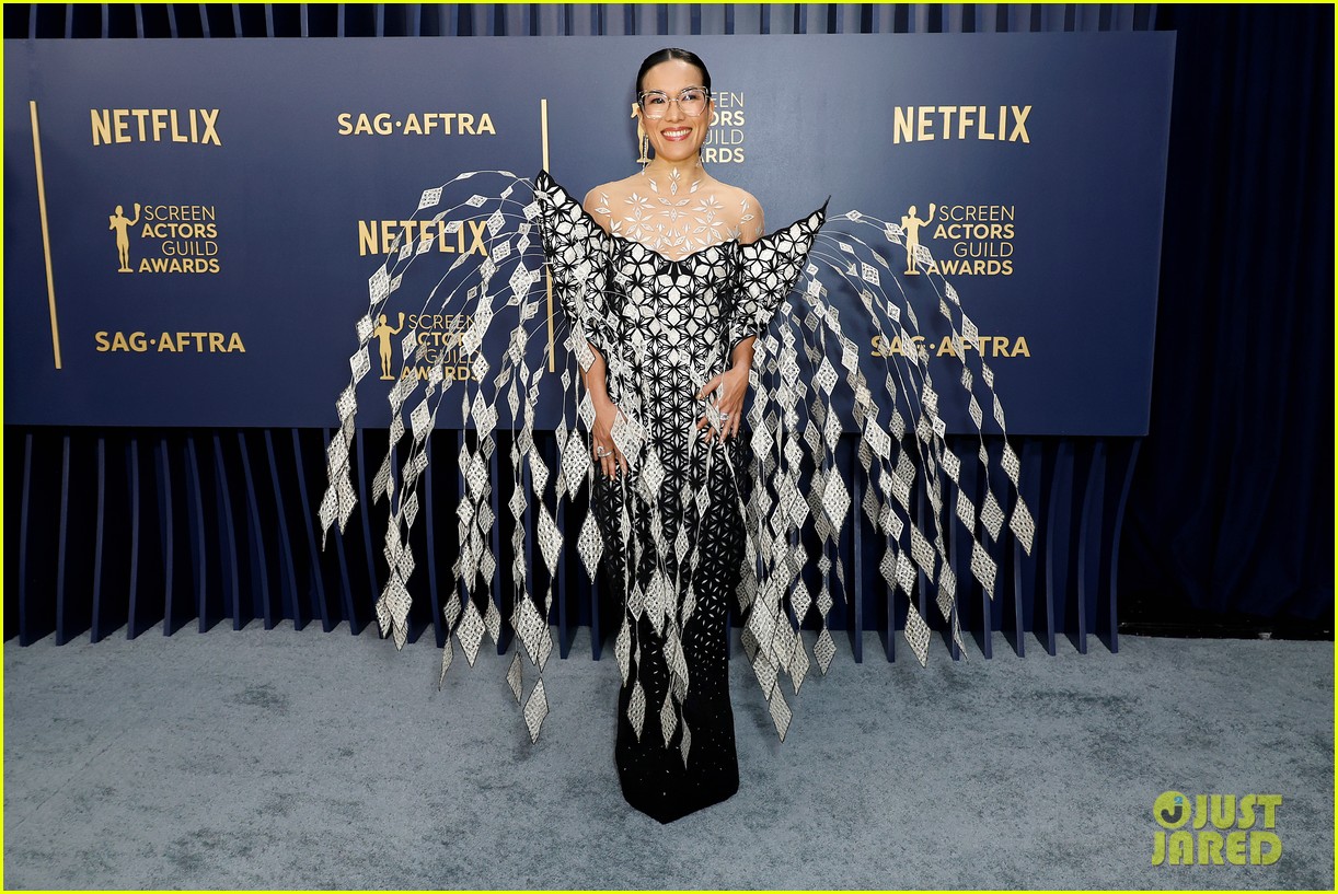 Beef's Ali Wong Has Major Fashion Moment at SAG Awards 2024 Before ...