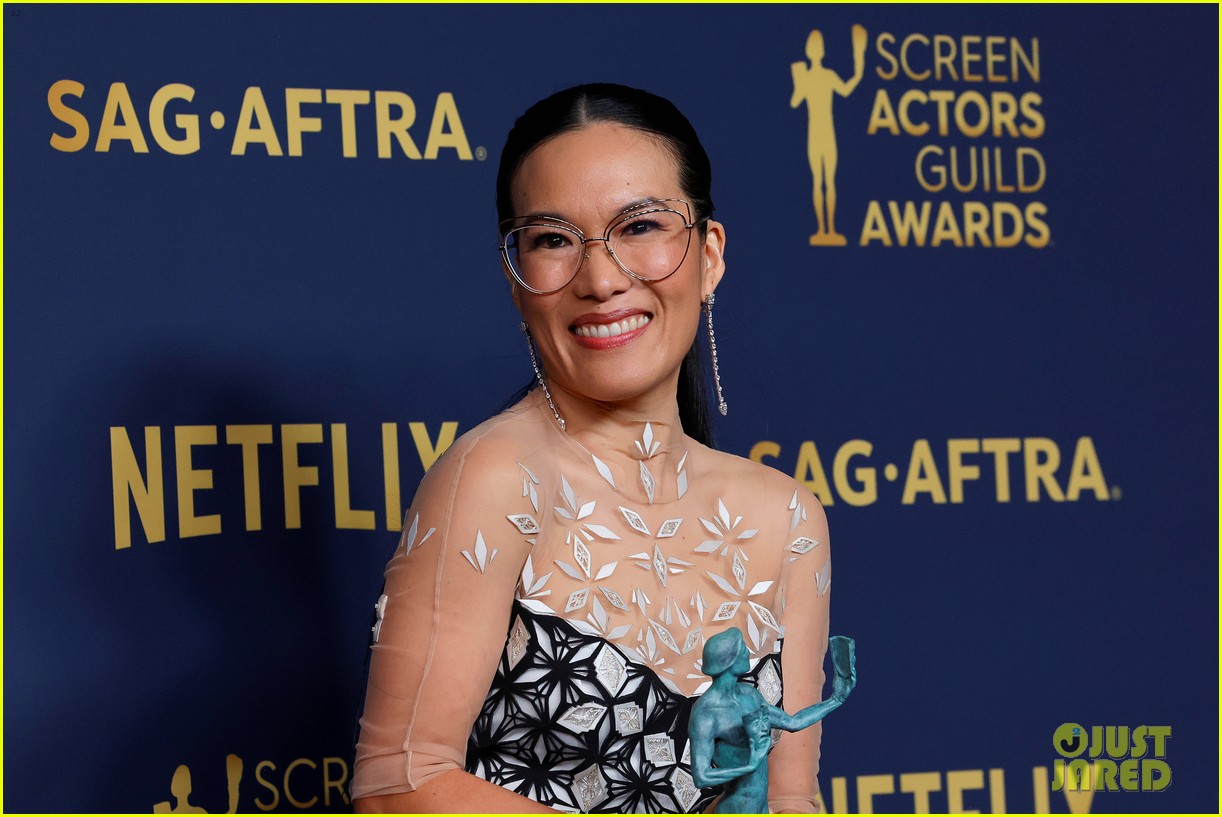 Beef's Ali Wong Has Major Fashion Moment at SAG Awards 2024 Before ...