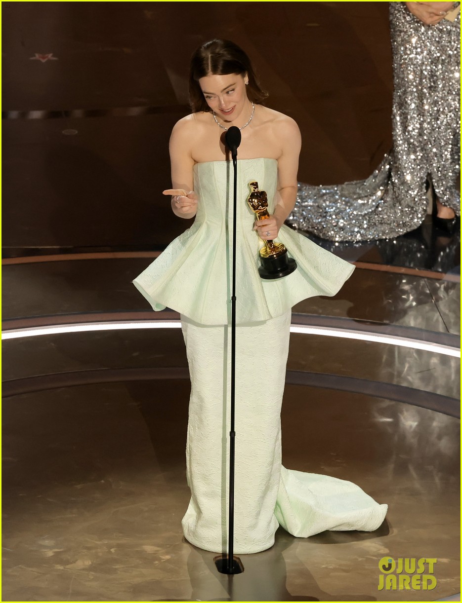 Emma Stone Wins Second Oscar for Best Actress, Fights Back Tears While ...